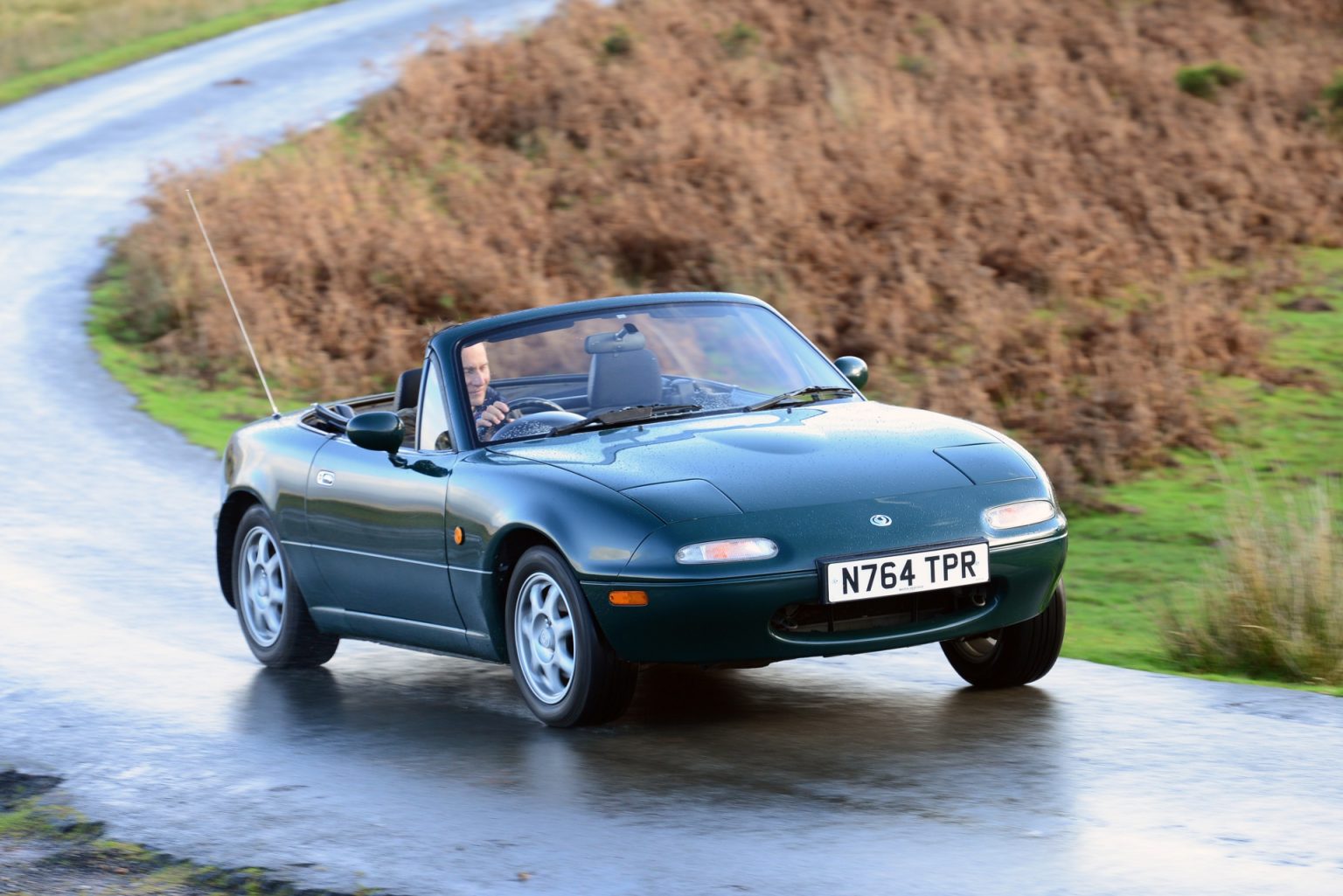 Retro Rewind: Mazda MX-5 1.8i vs MX-5 R-Sport | Hagerty UK