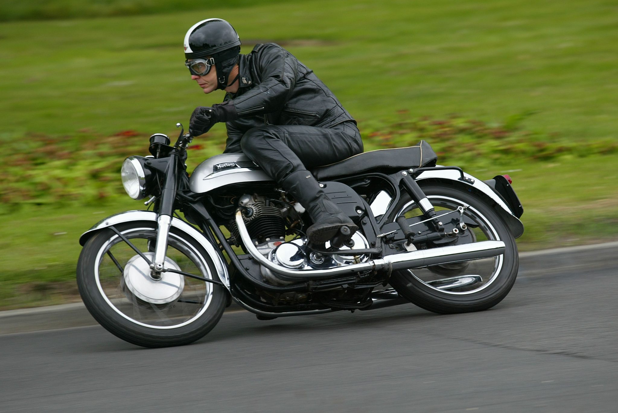 With a featherbed ride and punchy twin-cylinder, the Norton Dominator ...