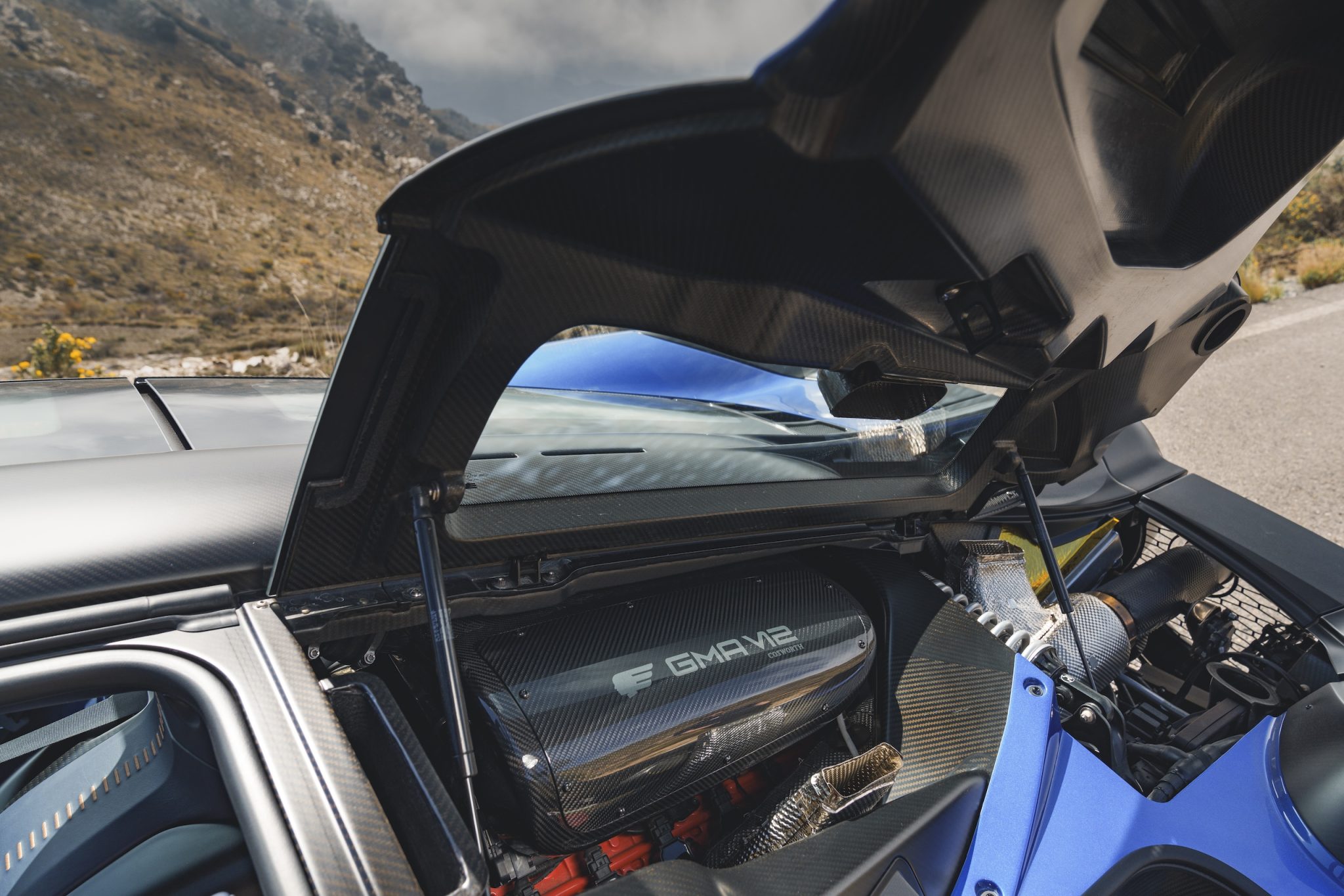 EXCLUSIVE: The GMA T.50 Finally Meets Its Ancestor, the McLaren F1 ...